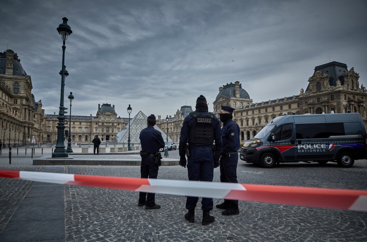 Louvre Forced to Close Gallery Due to Safety Concerns Weeks After Heist