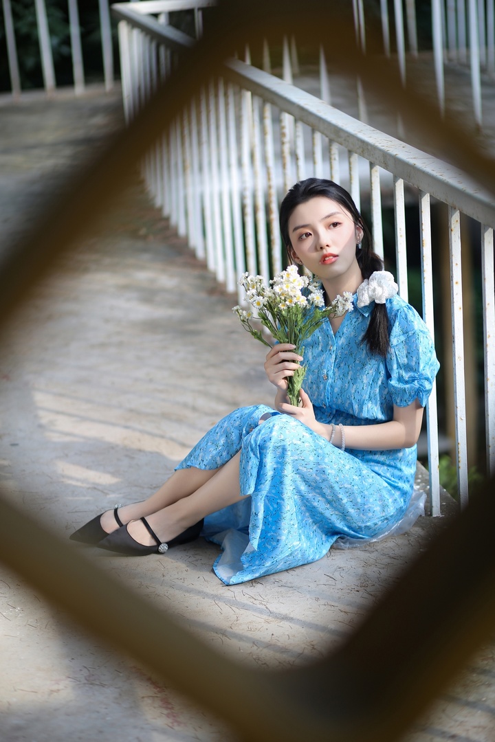 盛夏黄昏，她用绿叶藏住心事——日落前的温柔秘密