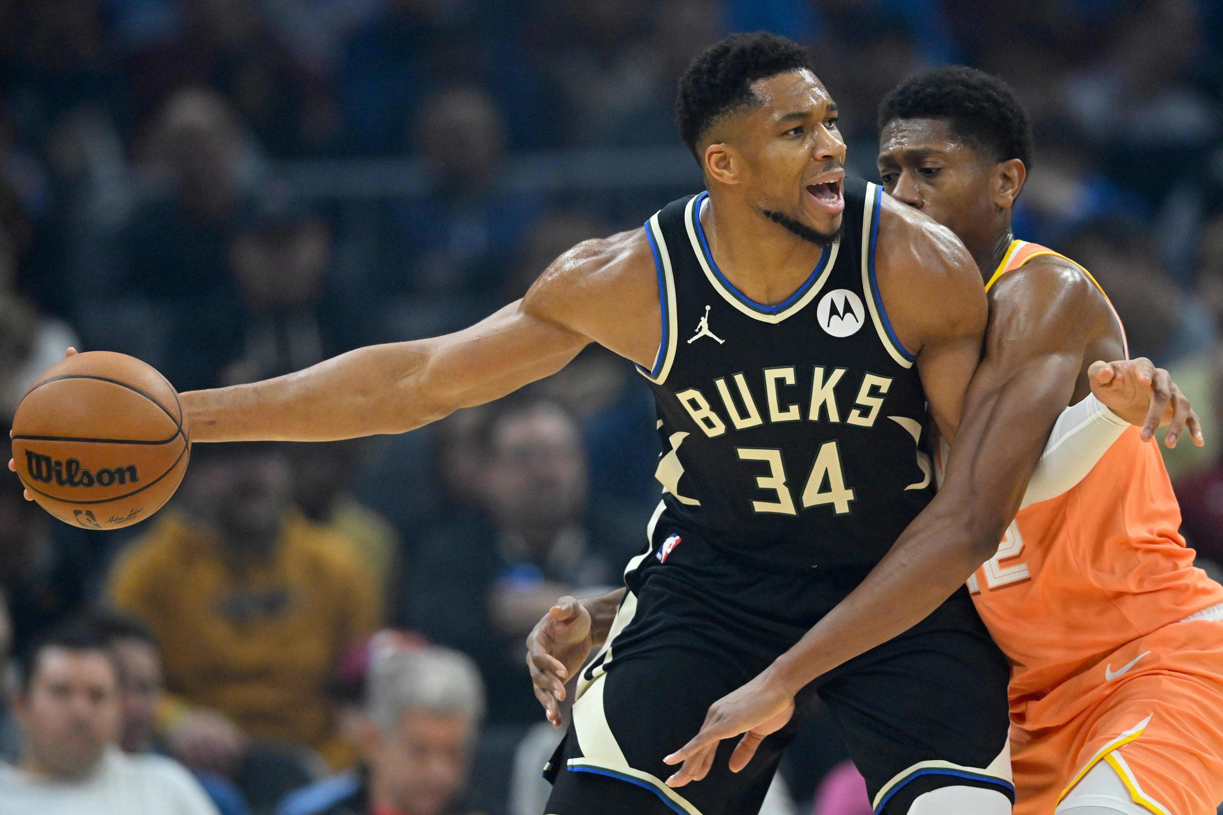 Giannis Antetokounmpo leaves game with injury; Cavaliers beat Bucks 118-106