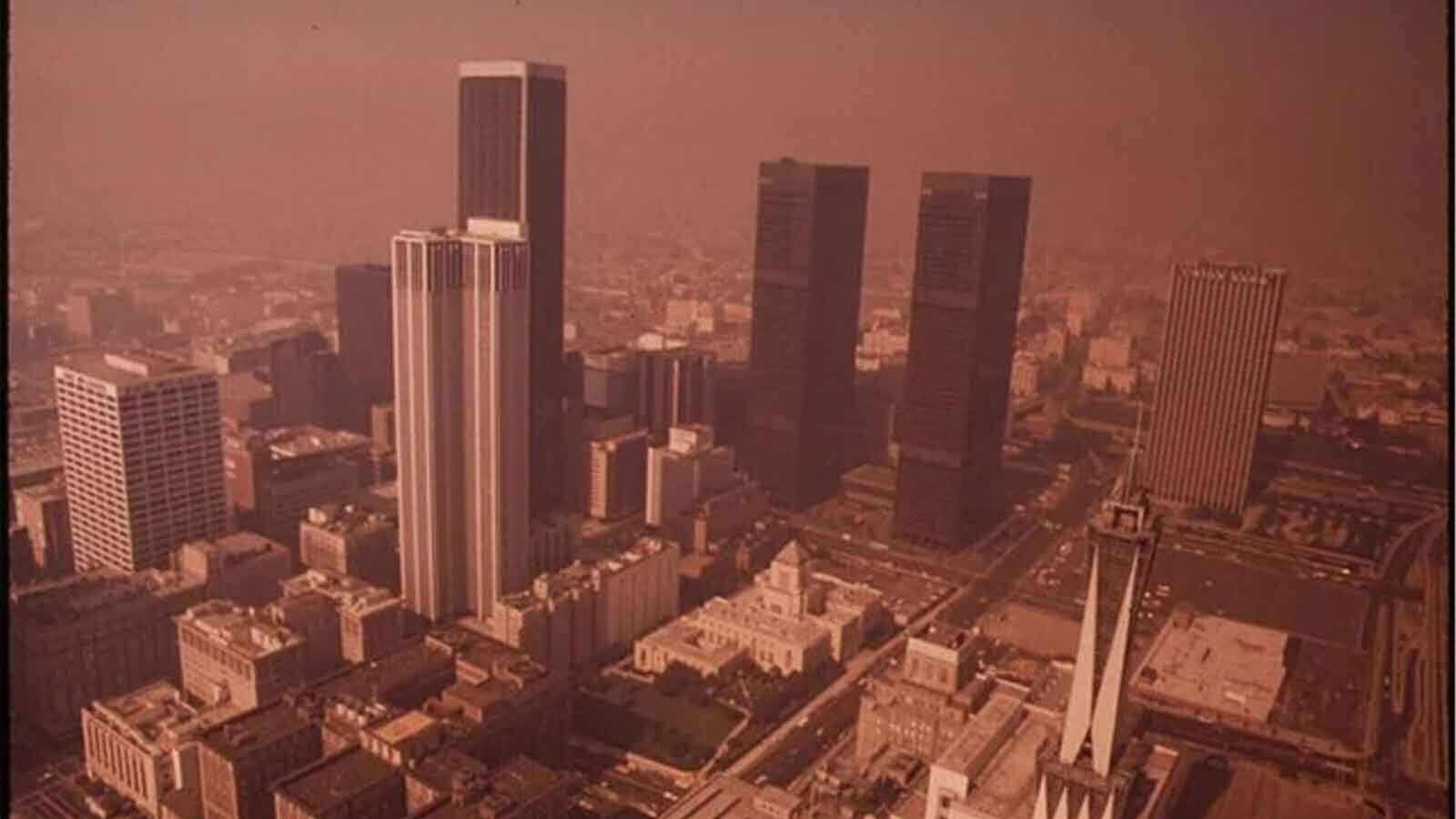 Photos of Smog-Filled Living from 1970s Los Angeles