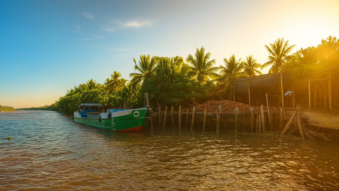 Naik Perahu Santai di Delta Mekong
