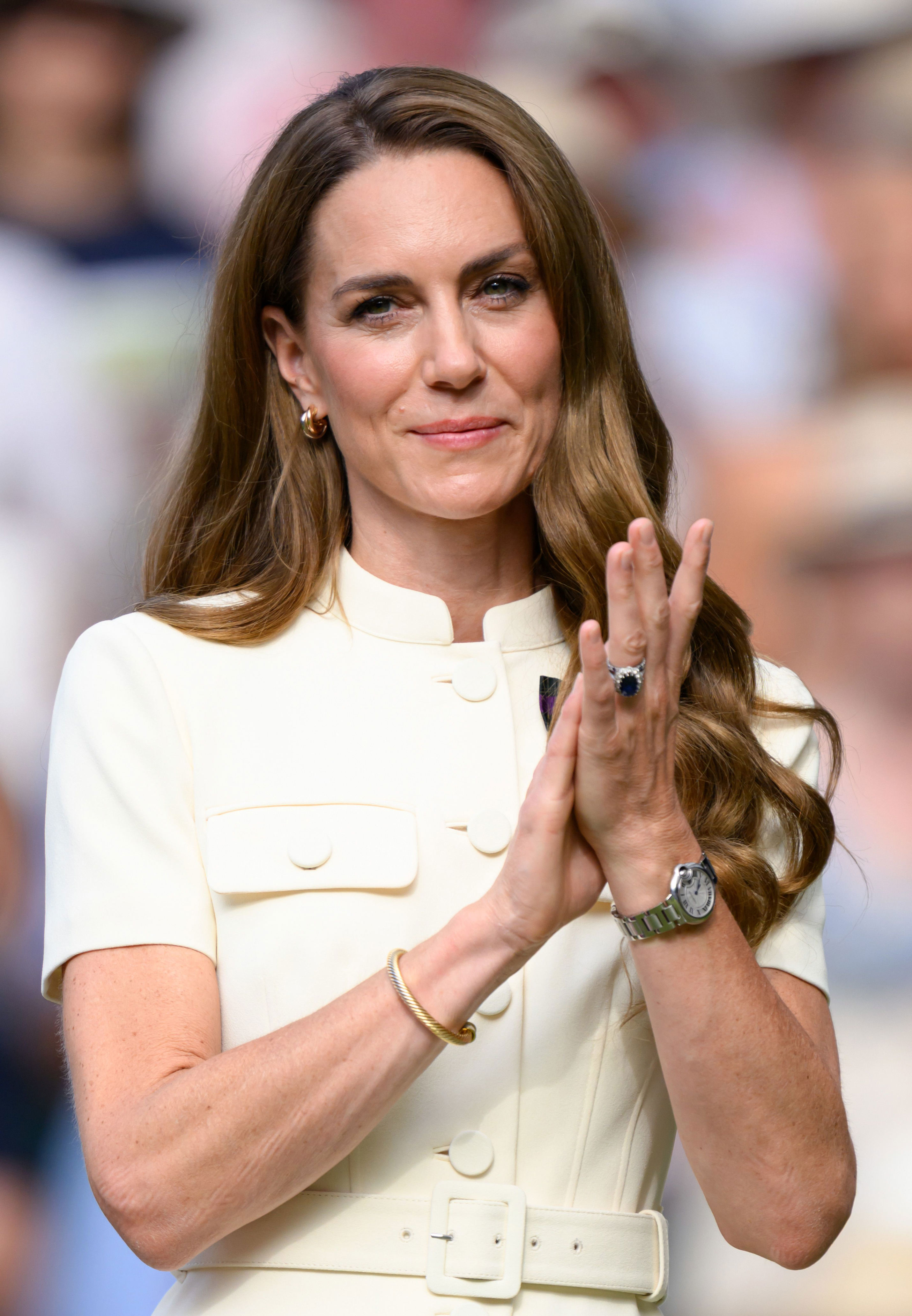 Comment Kate Middleton a donné à sa bague de fiançailles en saphir une ...
