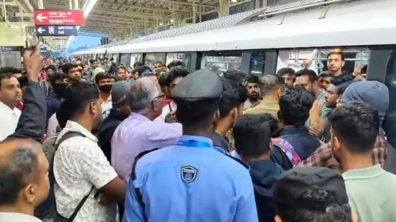 Bengaluru Metro: Commuters block coach doors at RV Road station ...