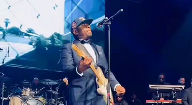 Scarface plays guitar to “Smile” during his 55th birthday concert in ...