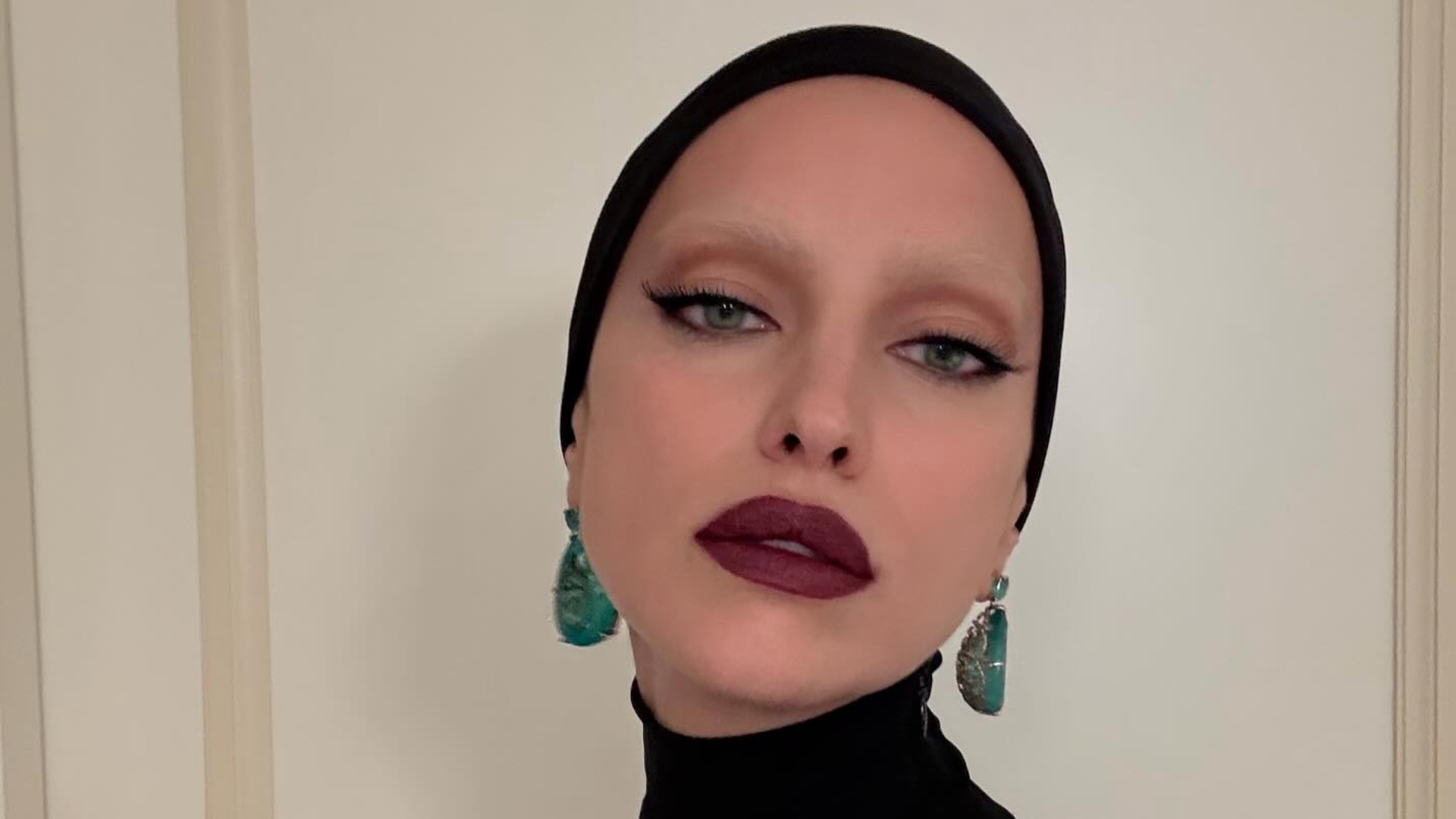 "Where are her eyebrows?": At 39, this model is reviving this trend.