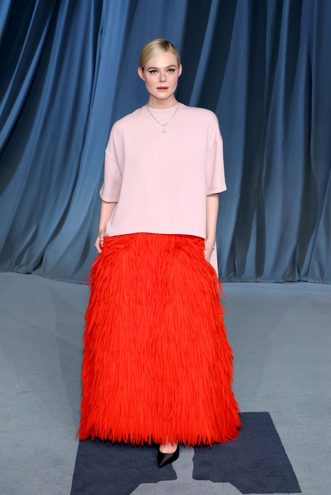 Cette couleur de jupe très audacieuse assure un style canon en automne