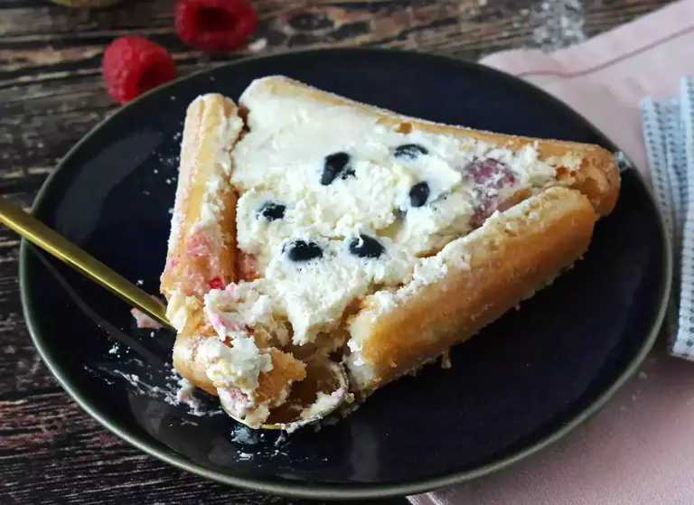 You don't need a mould to make this cabin-shaped red berries log!