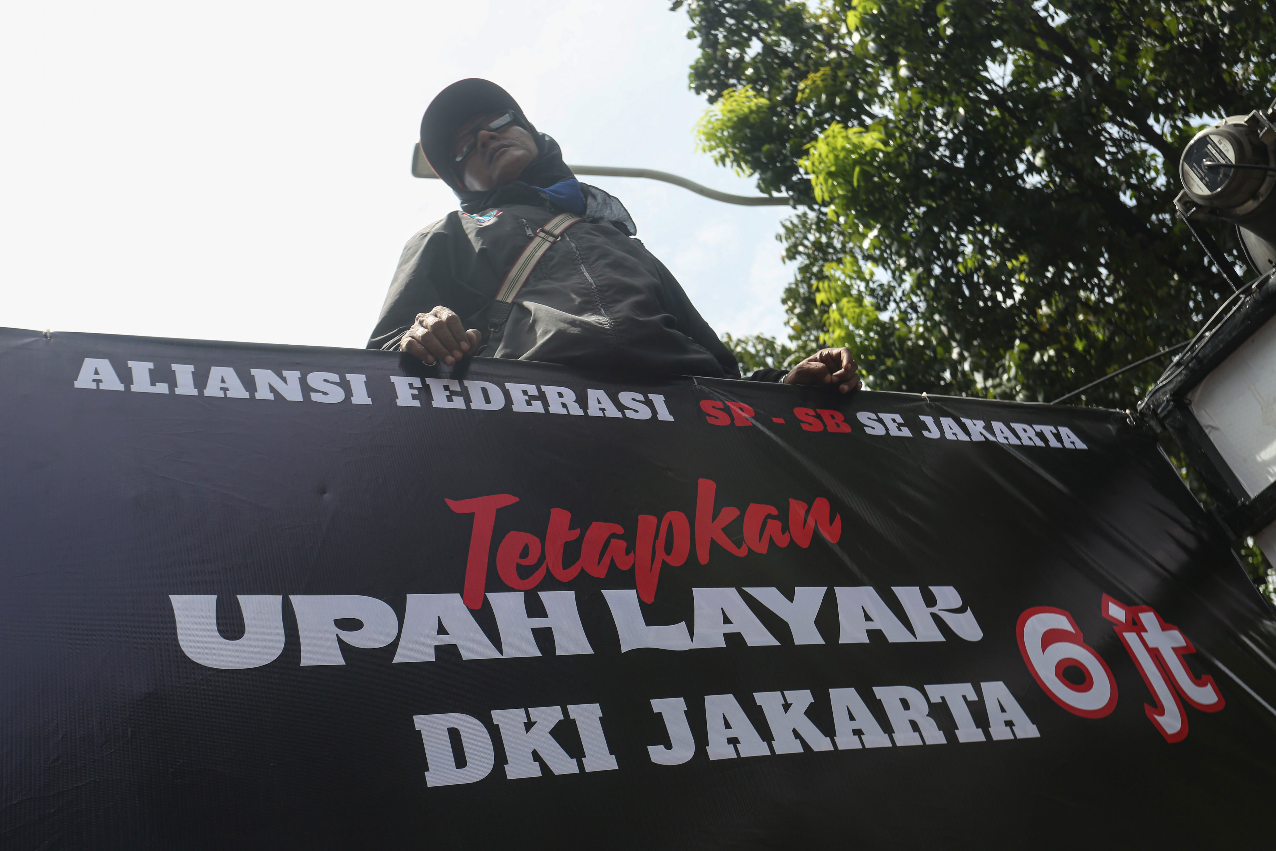 Ribuan buruh gelar demo di Jakarta dan Bandung hari ini, protes ...