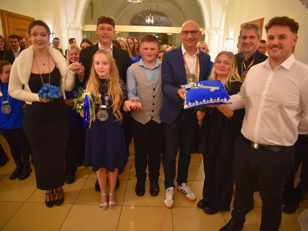 Fasching: Türkheims Bürgermeister übergibt Rathausschlüssel an ...