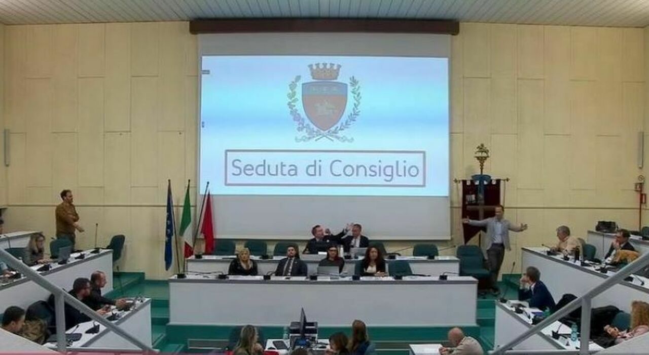 Lo show di Tombolini: Pizzi lo caccia dall’aula e i vigili lo portano fuori