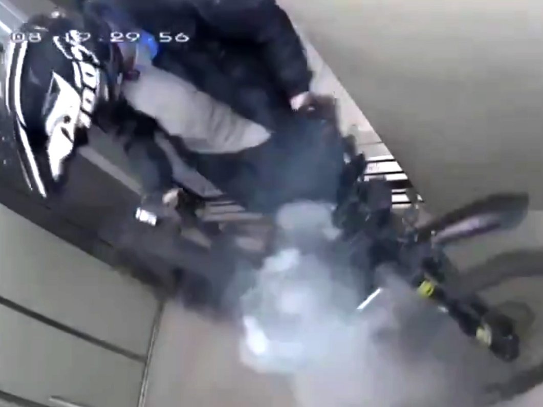 Faulty battery: E-bike catches fire in elevator