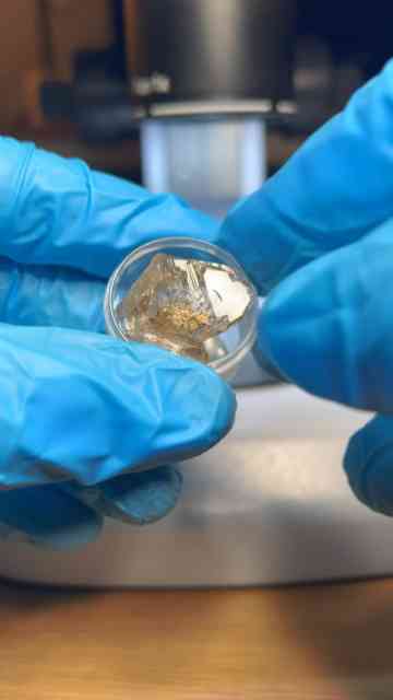 Extremely Rare Quartz Under Uv Light Reveals 30-Million Year Old Oil!