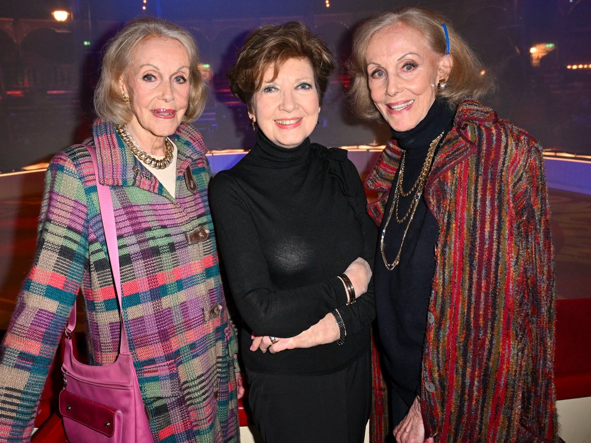 Carolin Reiber received farewell package from the Kessler twins