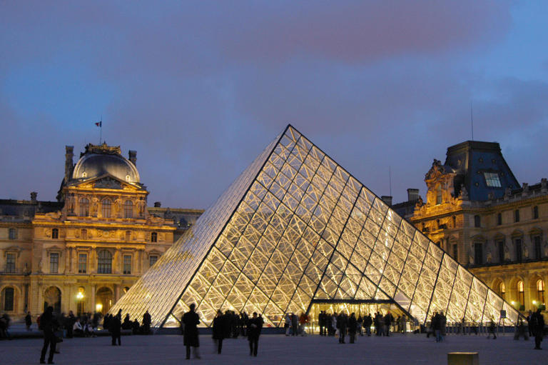 The Louvre closes one of its galleries as a precautionary measure after ...