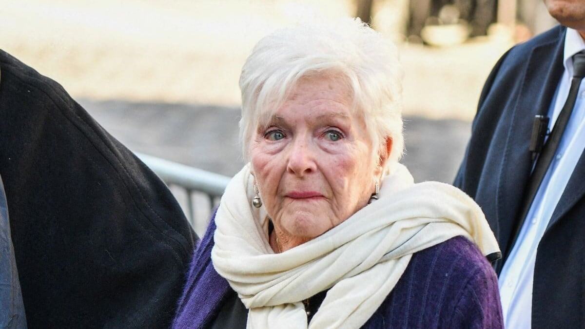 Line Renaud s'en prend à un célèbre président : "C'est une cloche