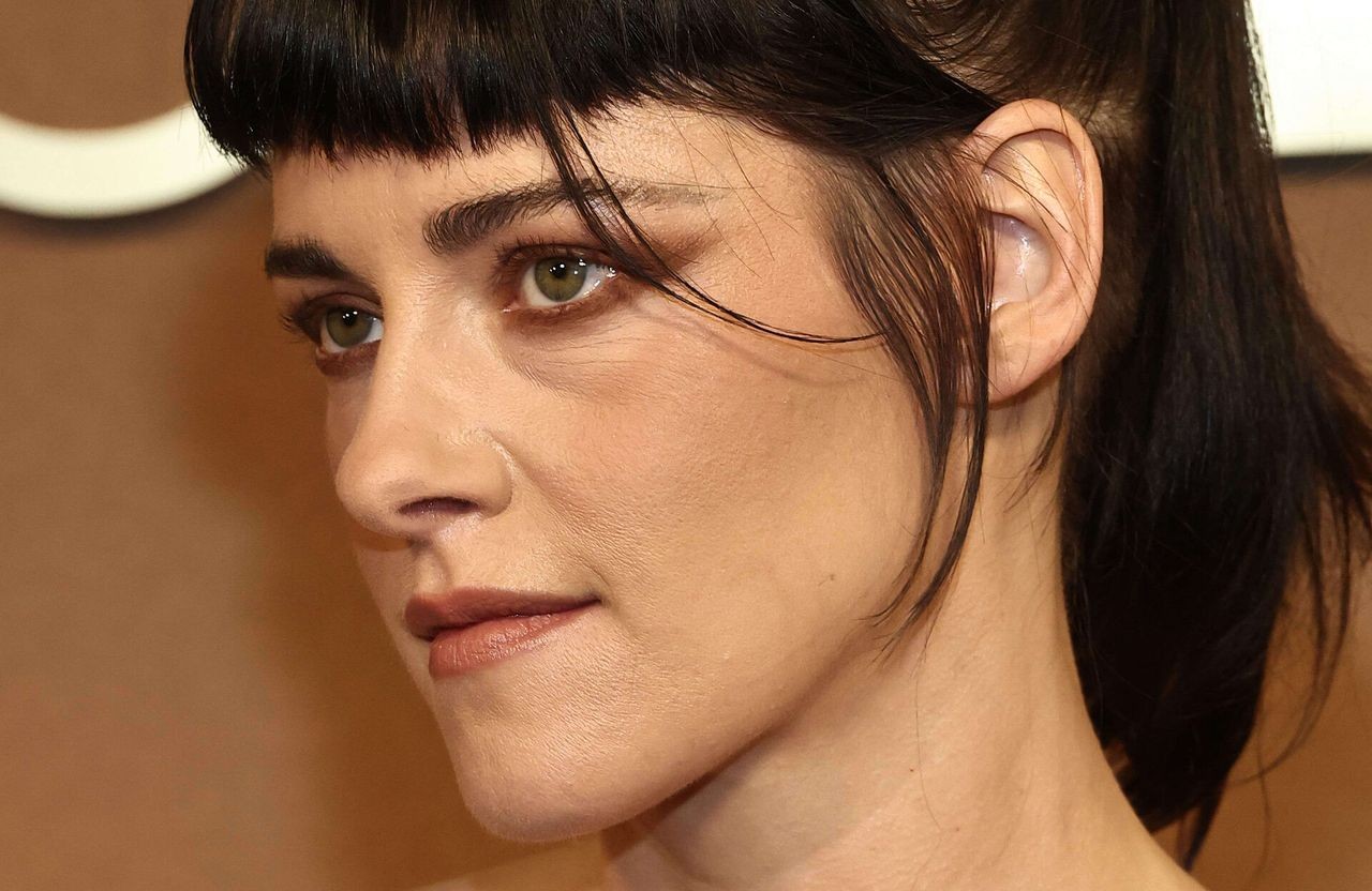 Tempes rasées, micro frange et queue-de-cheval glamour : Kristen ...