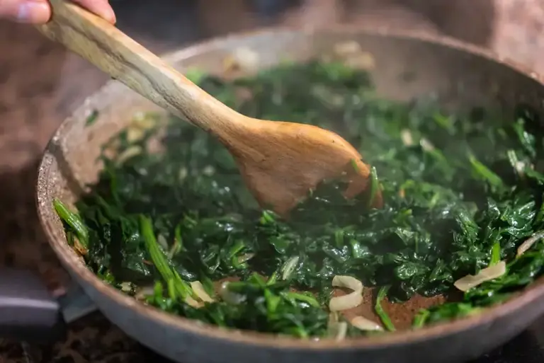 El truco del chef José Andrés para unas espinacas a la crema sin sal ...
