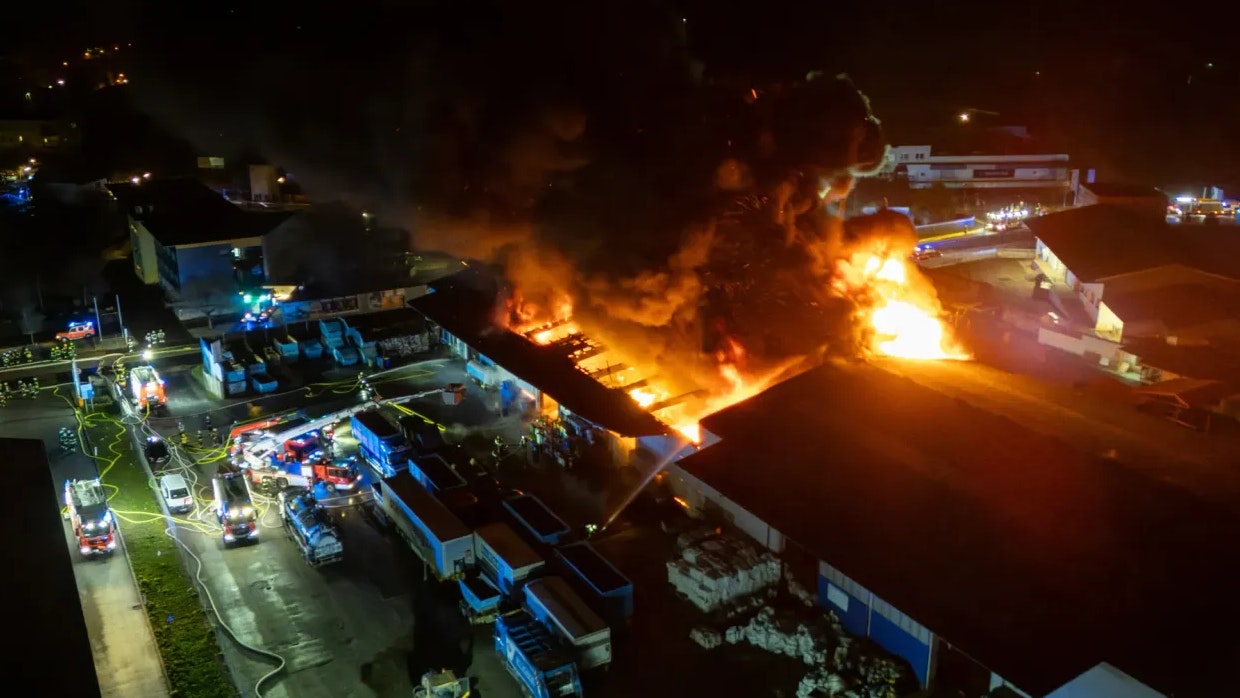 Riesige Rauchsäule! Gebäude geht in Flammen auf