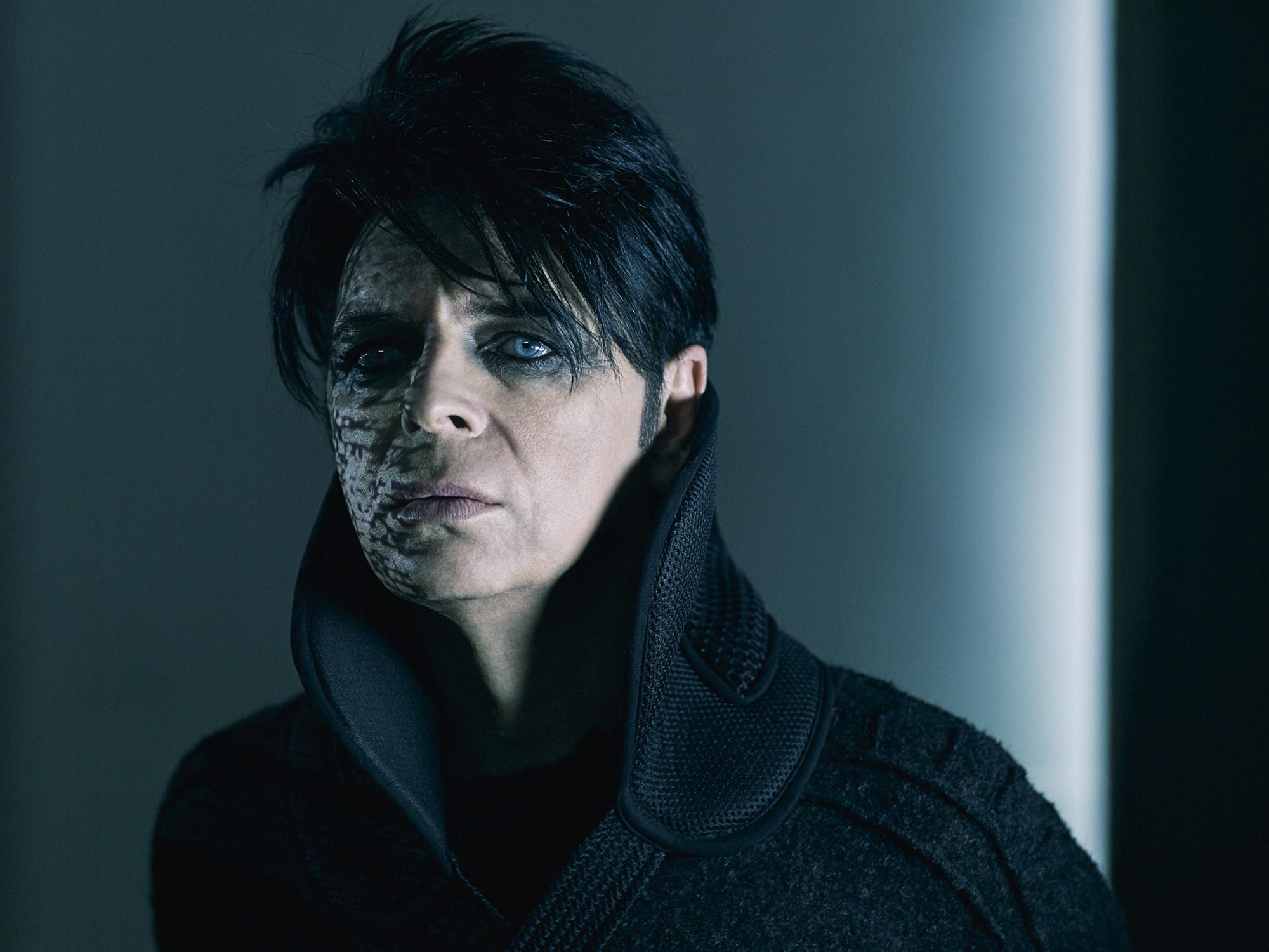 Gary Numan breaks down during concert after learning of brother's death ...