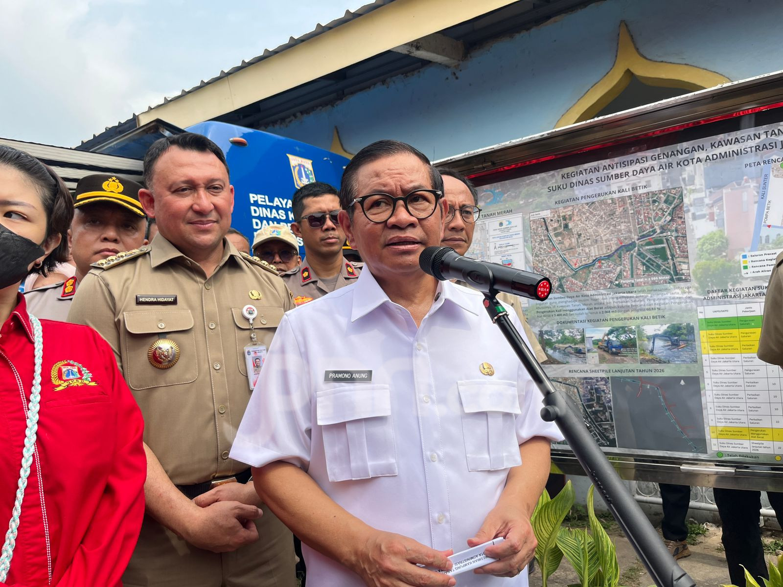 Gubernur Pramono Mengubah Nama Kampung Tanah Merah Menjadi Kampung ...