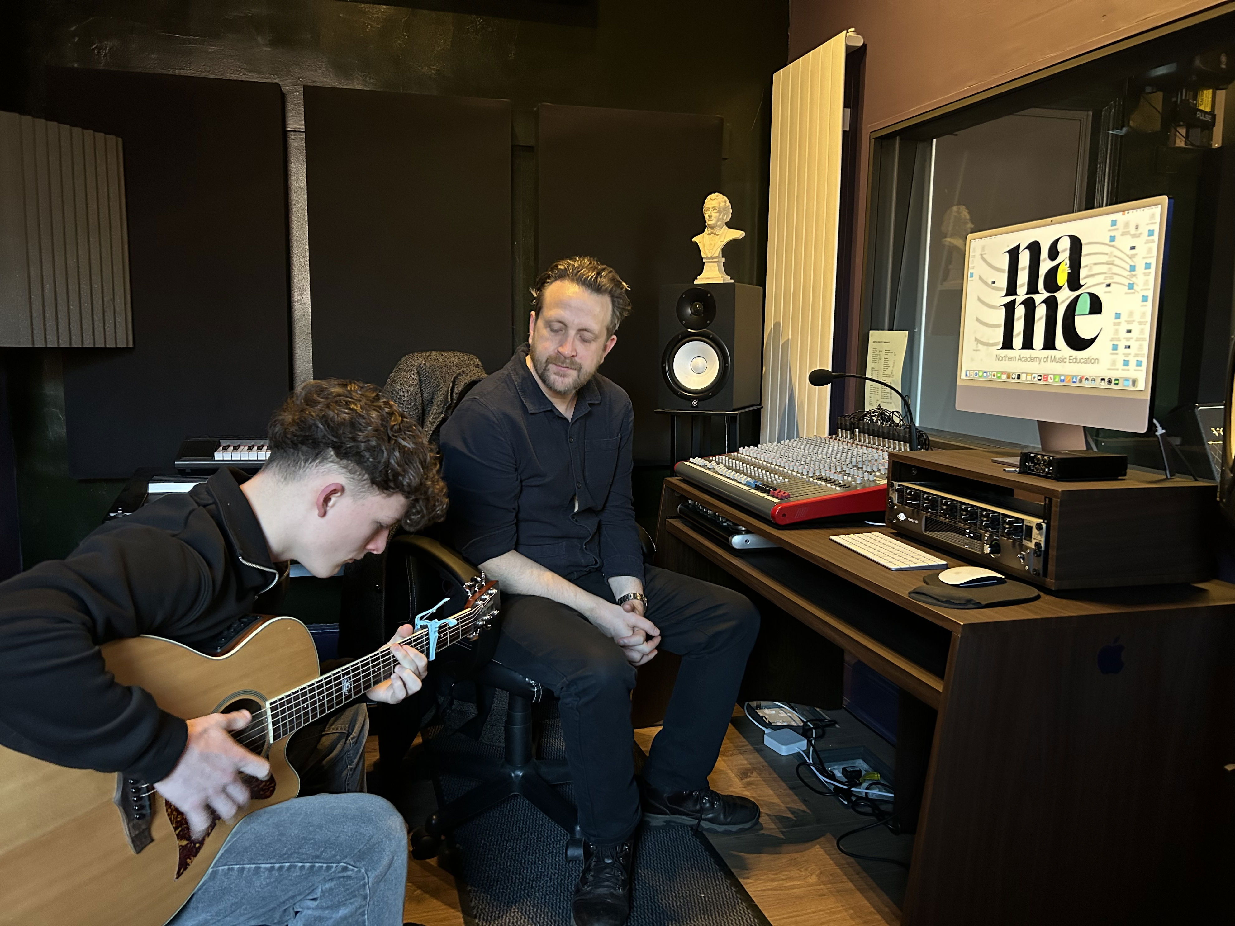 Call for talented Mackems to pen a Christmas song for Sunderland