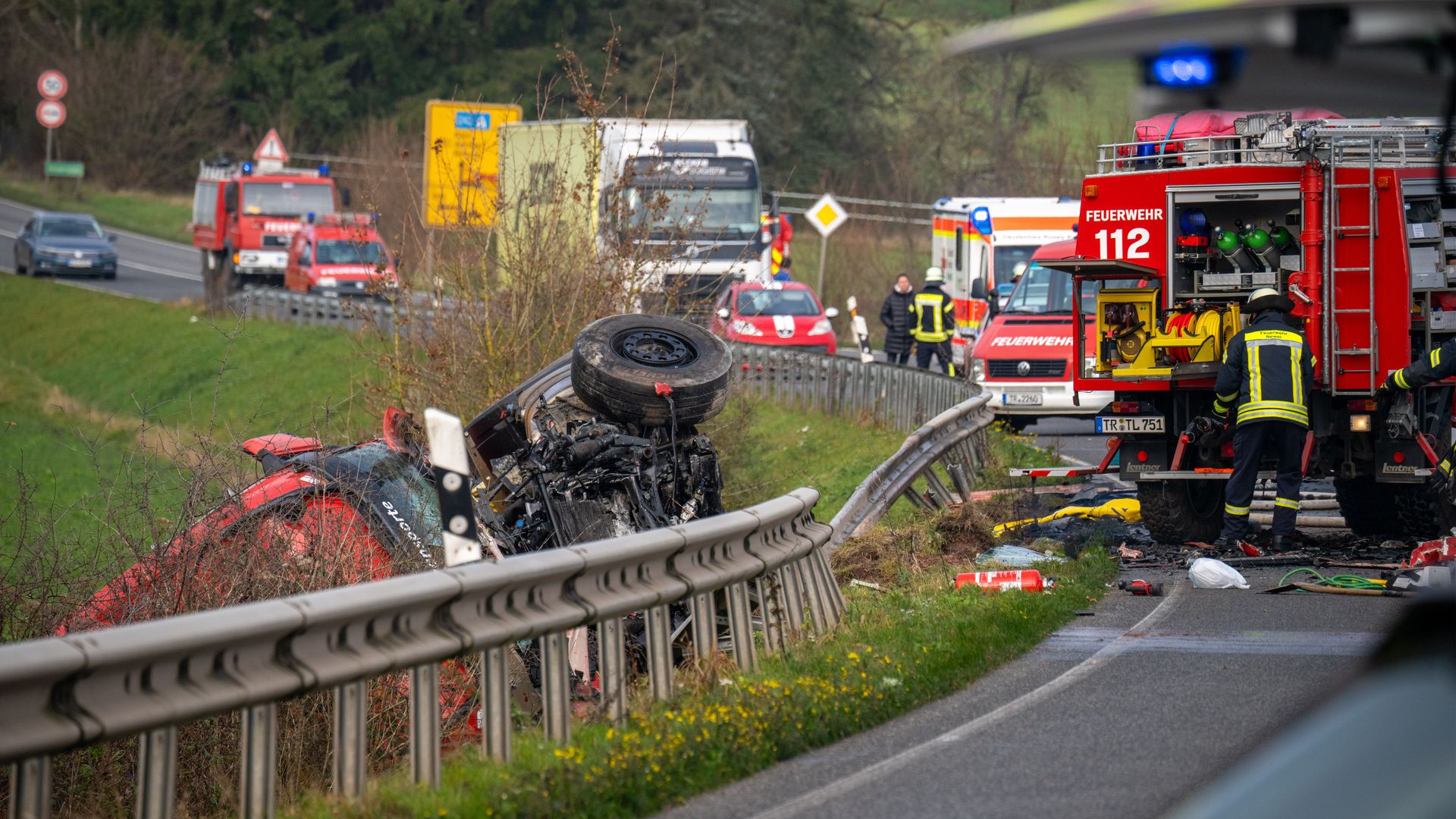 B51 zwischen Trier und Bitburg: Vier Menschen sterben bei Unfall auf ...