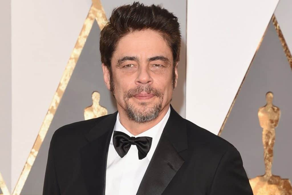 10 Famous Actors Who Began Their Careers as Background Extras