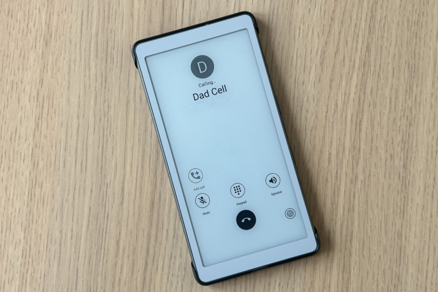 カメラ・GPSなし、でも通話はできる。このE Ink端末、スマホとしてあり？