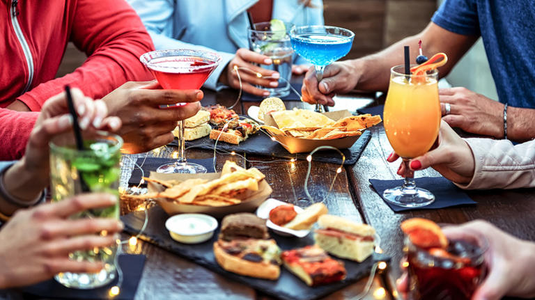 Chili's Vs Applebee's: Which Has The Cheaper Happy Hour?