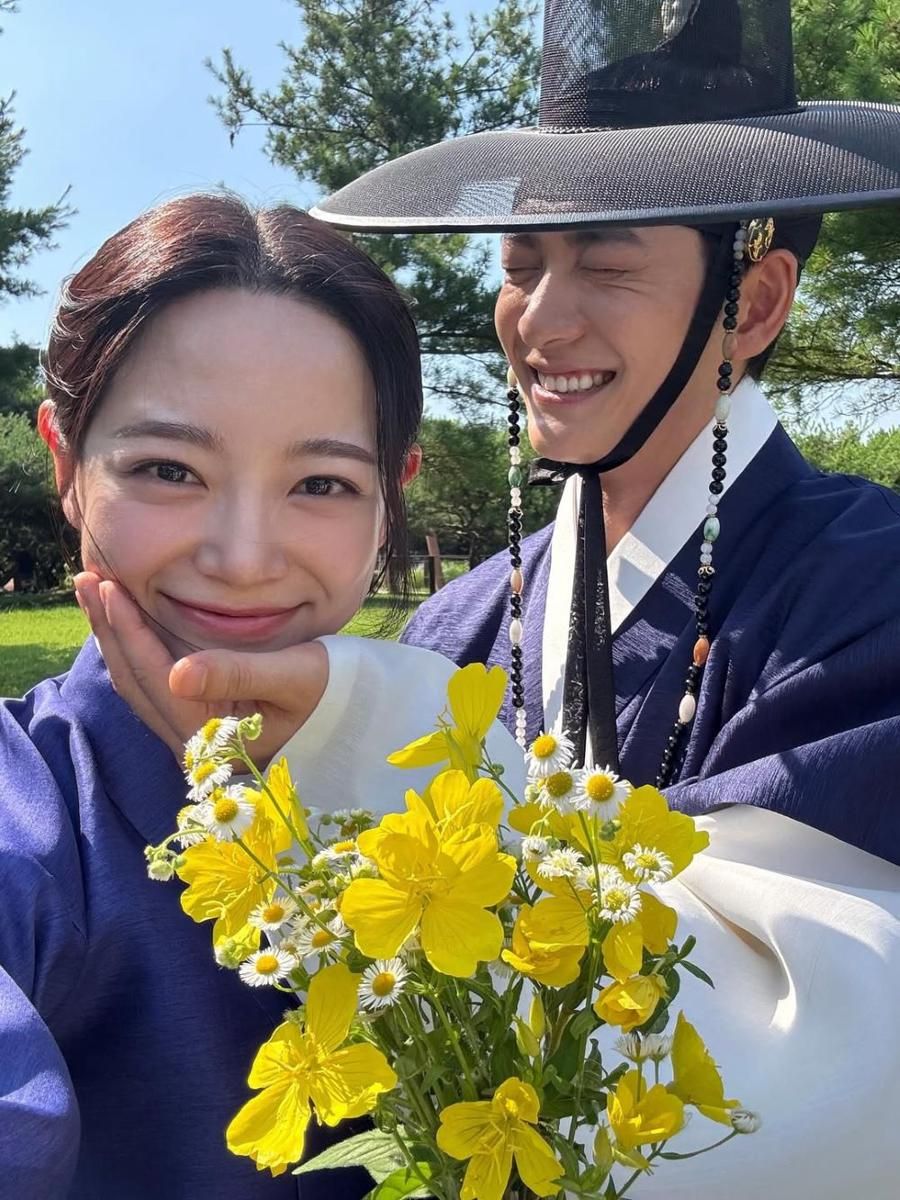 8 Potret Kedekatan Kang Tae Oh dan Kim Se Jeong, Bintang 'Moon River'