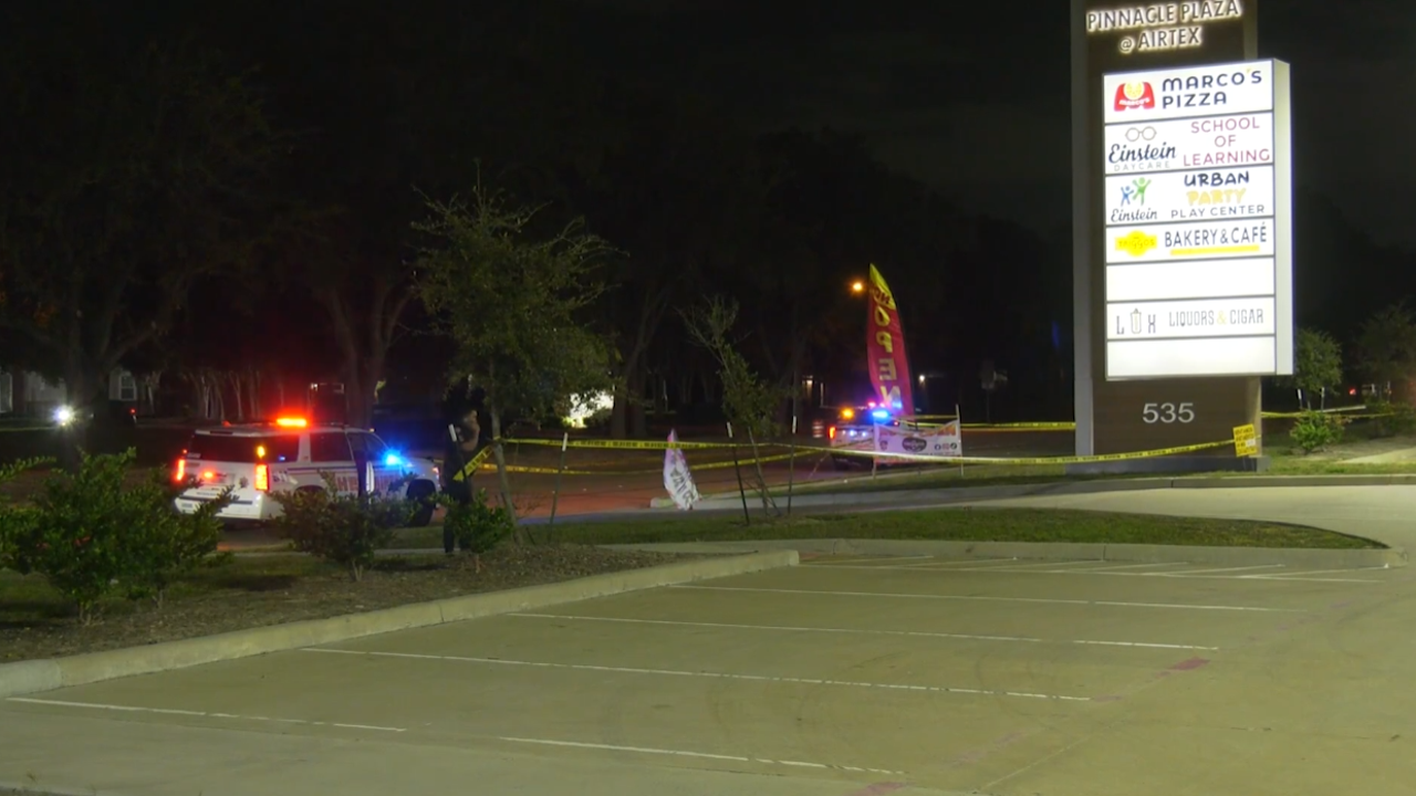 1 injured, shot in the back on Airtex Boulevard; 4 suspects on the run