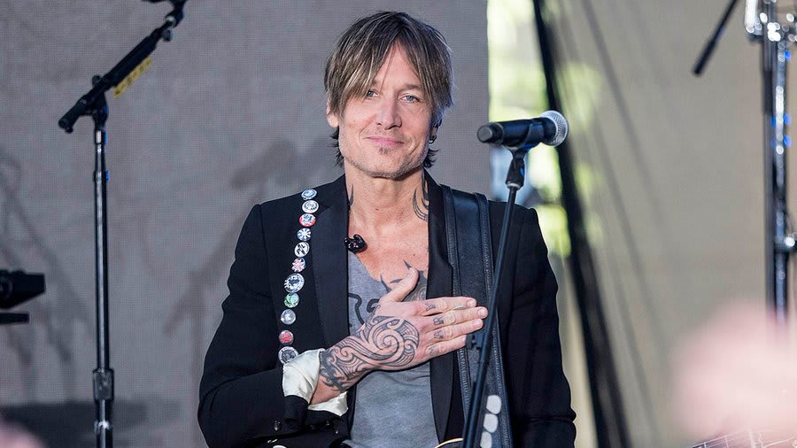 Keith Urban Performs Chappell Roan's 'Pink Pony Club' at Mar-a-Lago ...