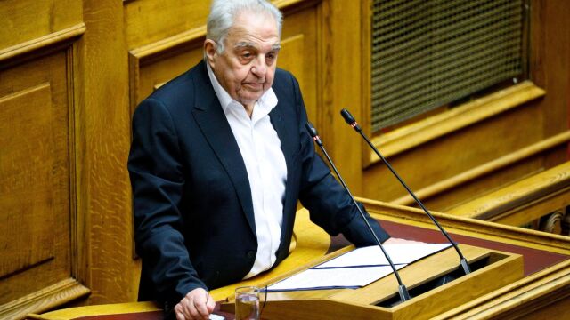 Βουλή: Συγκινητικές στιγμές για τον θάνατο του Αλέκου Φλαμπουράρη - Τα ...