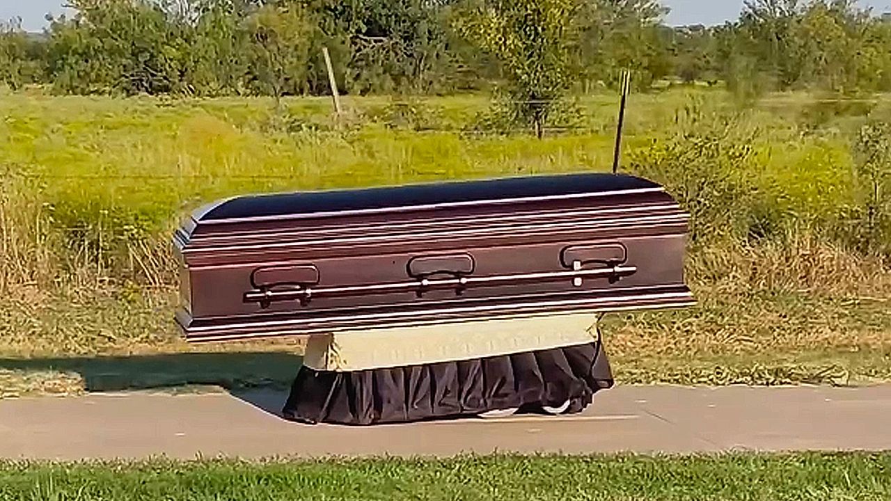Un cercueil roule tout seul sur un trottoir dans l'Oklahoma