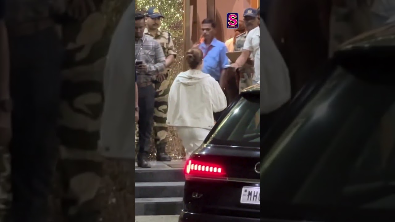 Shanaya Kapoor teams up with her squad for a stylish jet-set moment.