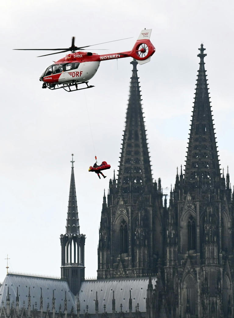 Spektakuläre Übung: Hubschrauber im Tiefflug über dem Rhein