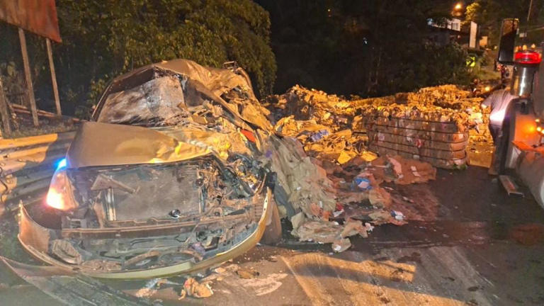 Tráiler pierde su carga y cae sobre una buseta en la vía Alóag–Santo ...