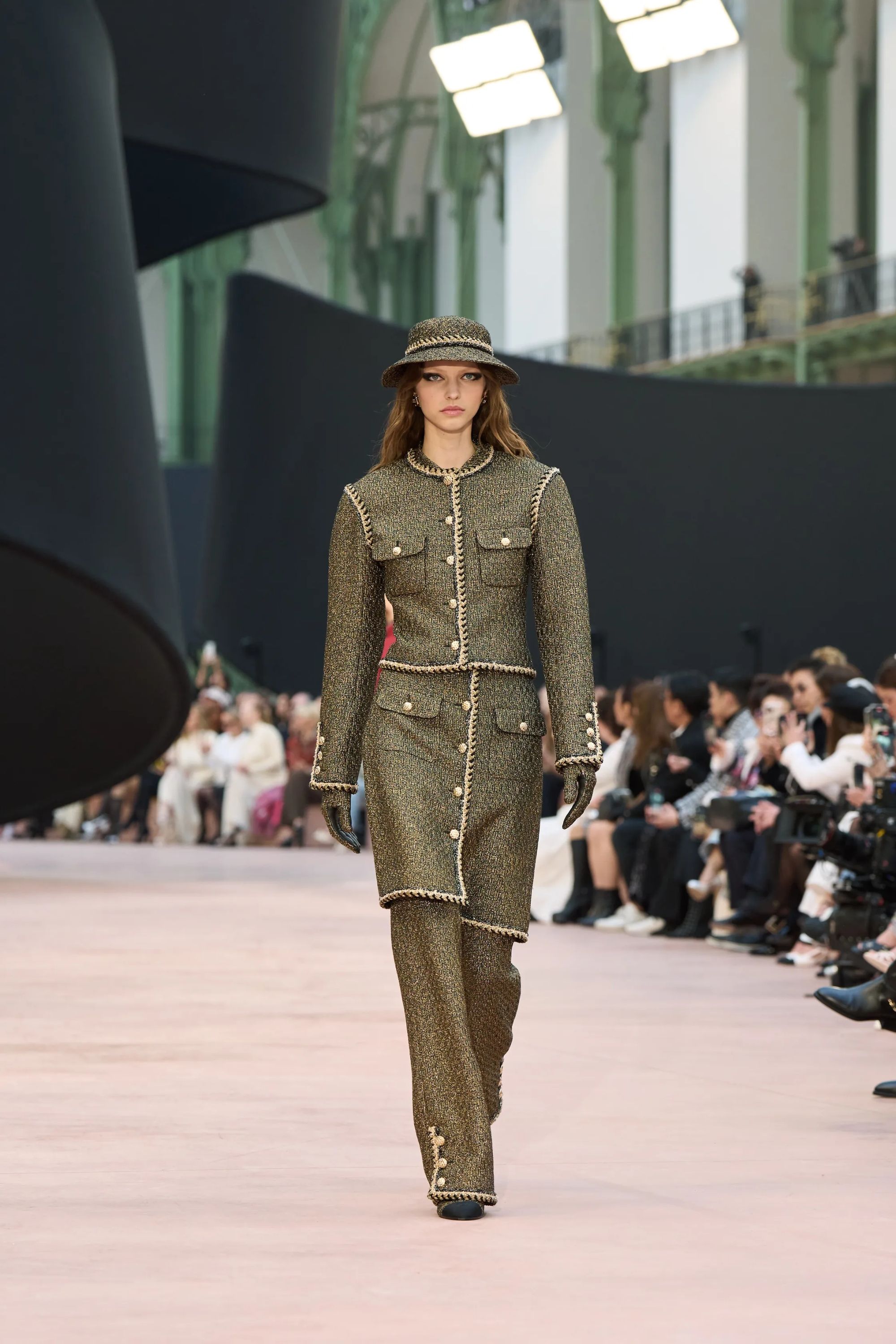 Así se llevan los pantalones rectos color café para lucir elegante en ...