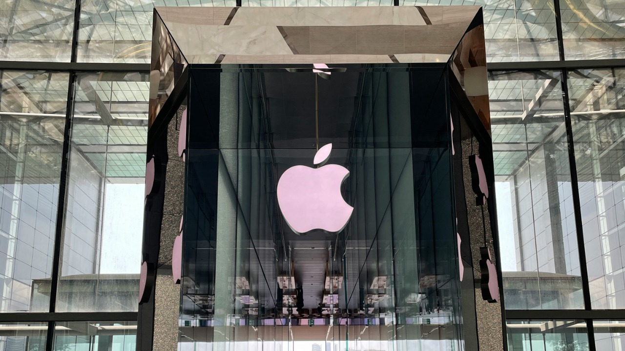 Apple just hit $4T. Do experts think it's time to buy