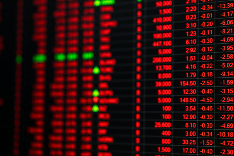 XRP dips below $2.2 amid extreme fear and institutional outflow