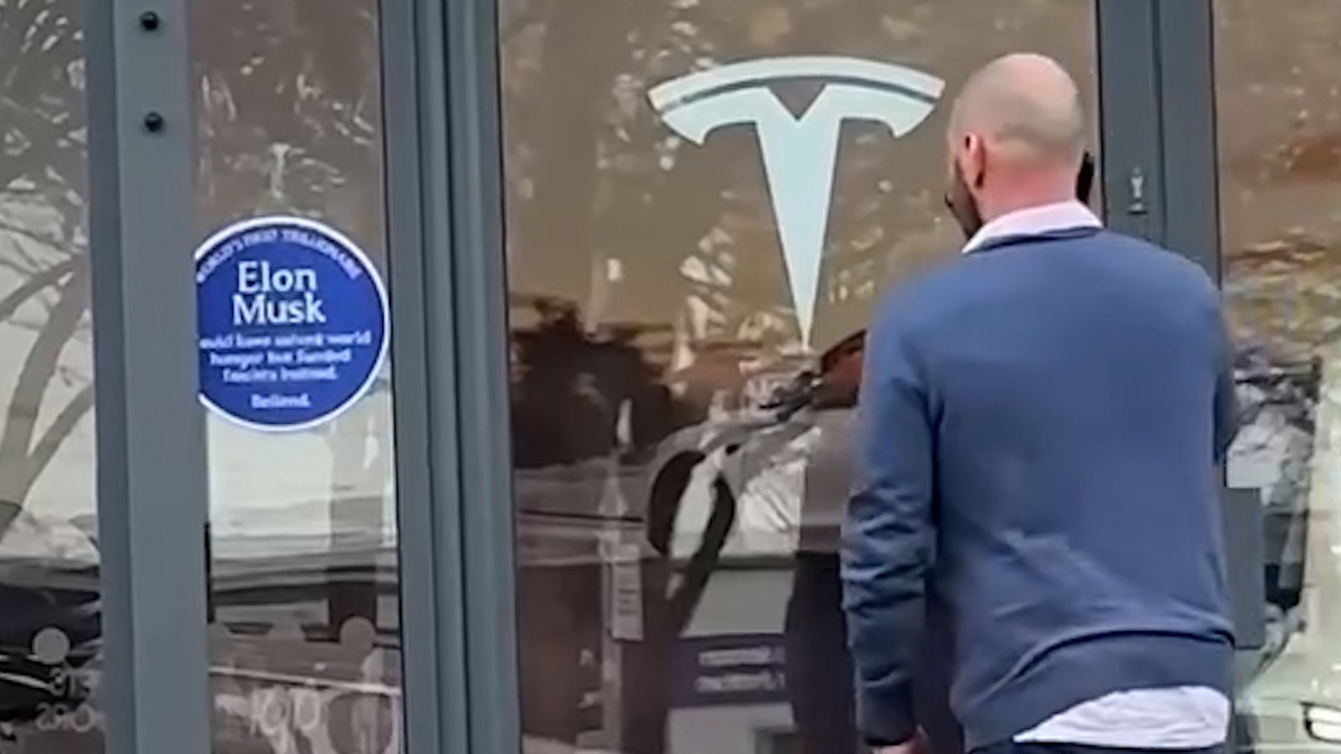 Blaue Plakette beim Tesla-Händler zum Gedenken an Elon Musks € 860 ...