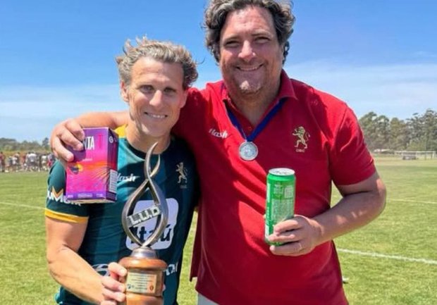 El golazo de Diego Forlán, desde su propio campo, para asegurar el ...