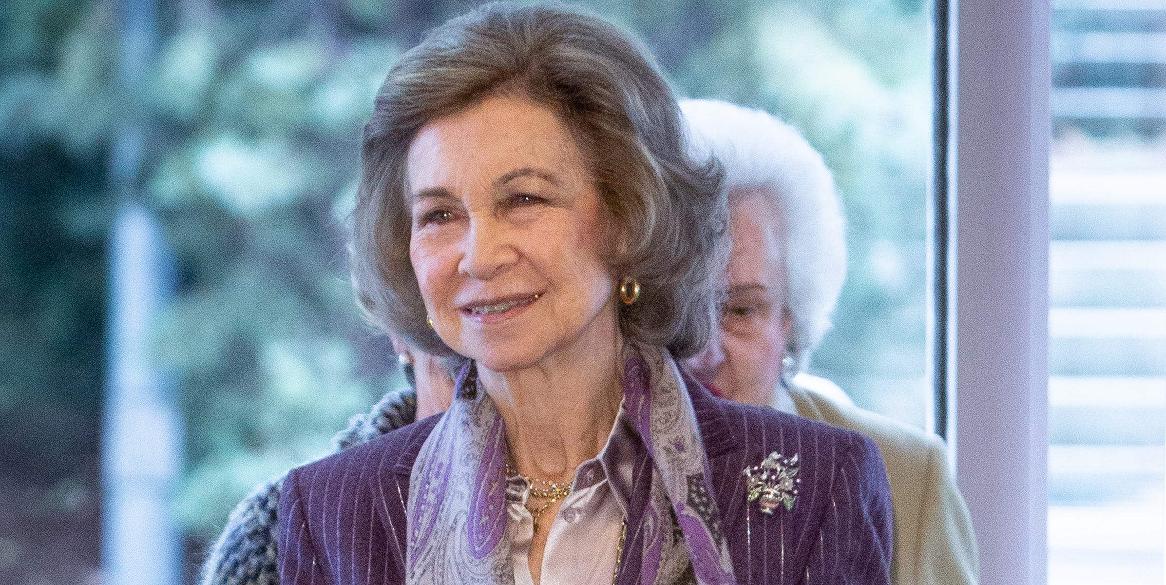 El original traje de raya diplomática en color morado con el que la ...