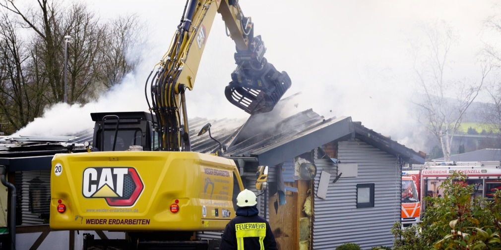 Flammen schießen aus dem Dach: Brennender Imbiss fordert Einsatzkräfte