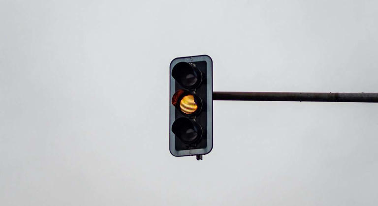 Frenar o pasar en un semáforo amarillo: el Reglamento General de ...