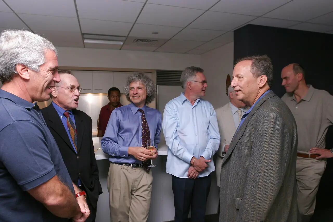 La caída en desgracia de exrector de Harvard y exsecretario del Tesoro ...