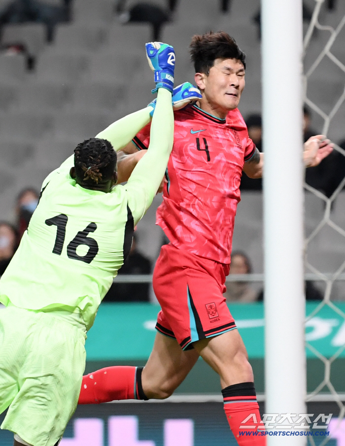 Ghana goalkeeper Asare blocks Kim Min-jae's header