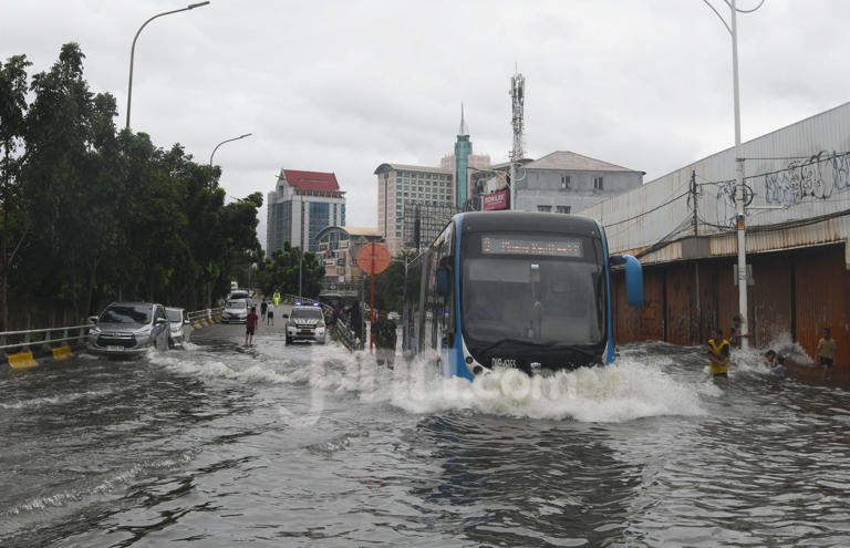Hujan deras dan macet, sejumlah rute bus Transjakarta terlambat