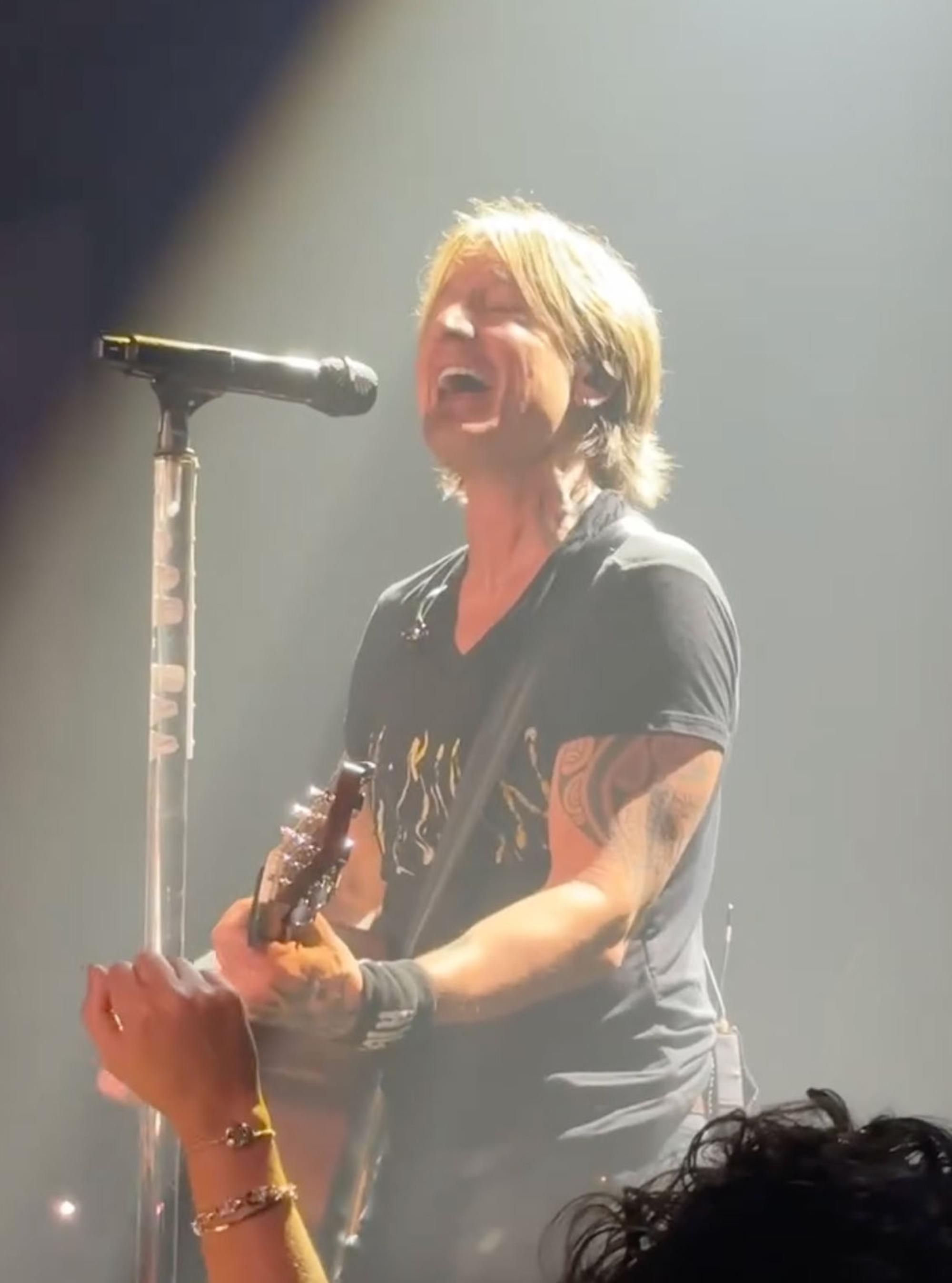 Keith Urban gives private ‘Pink Pony Club’ performance at Mar-a-Lago ...