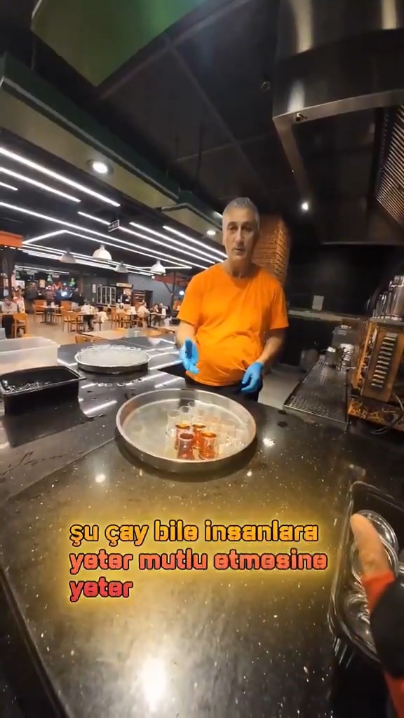 Köfteci Yusuf’ta kuryelerin yüzünü güldüren sıcak jest